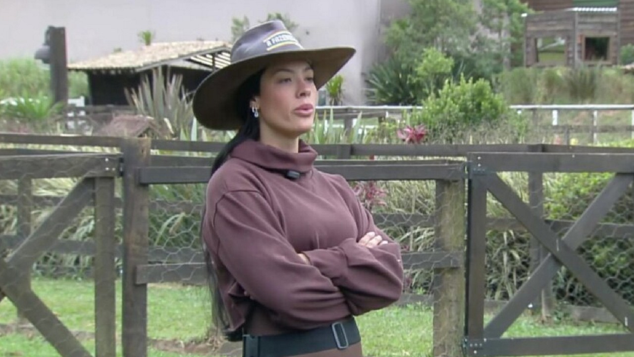 Carol Lekker cospe no rosto de Rayane Figliuzzi em A Fazenda 17